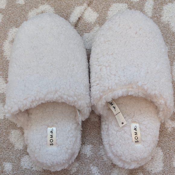 Soma | Shoes | Soma Intimates Soft And Fuzzy Slippers In White | Poshmark